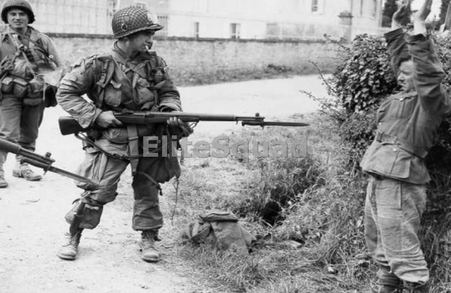 FOTO SECONDA GUERRA mondiale paracadutista americano che cattura un ...