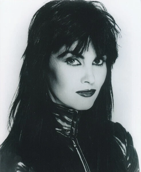 CAROLINE MUNRO UNSIGNED Photo - English actress, model and singer *95 £ ...