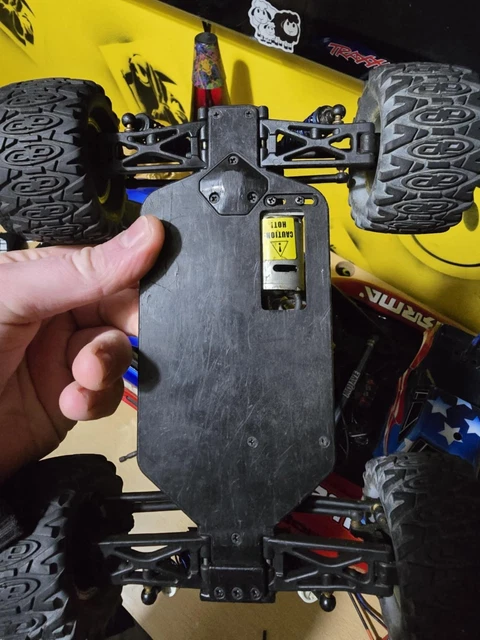 TEAM ASSOCIATED RC18T Truck with controller needs a battery and a ...