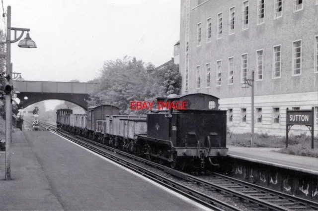 PHOTO SUTTON Railway Station Sr Loco 32104 £3.00 - PicClick UK