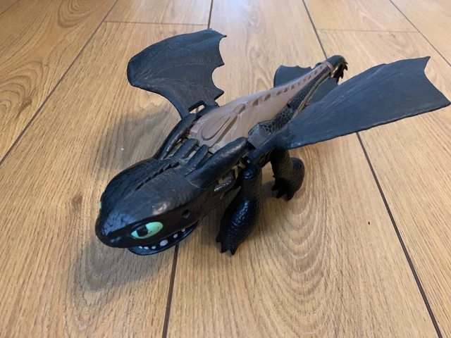 HOW TO TRAIN Your Dragon toy. Toothless pull tail Dart Blaster firing ...