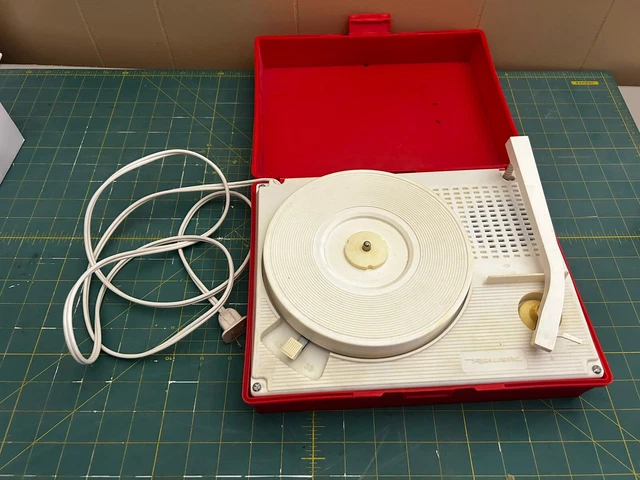 VINTAGE REALISTIC RECORD player Phonograph Red white case Model 13-1118 ...