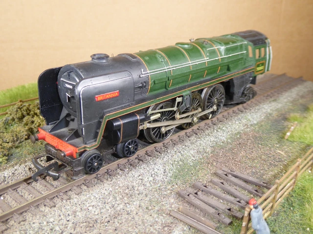 TRIANG 00 GAUGE Britannia Class 4-6-2 Steam Loco 70000 in BR Green- No ...
