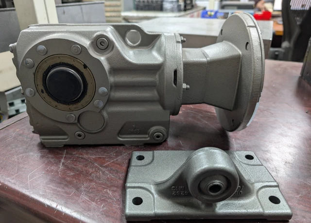 🤪 SEW EURODRIVE Helical Bevel Gearbox 1750 Rpm 24.99:1 230/400 Vac Ka37 ...