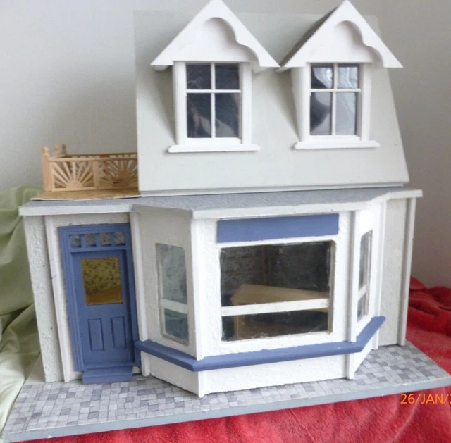 12TH SCALE DOLLS house shop with store/flat above £50.00 - PicClick UK