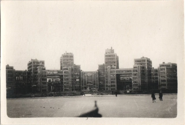 FOTO WK2 CHARKOW Ostfront Gosprom Gebäude Passanten WW2 1942 EUR 14,99 ...
