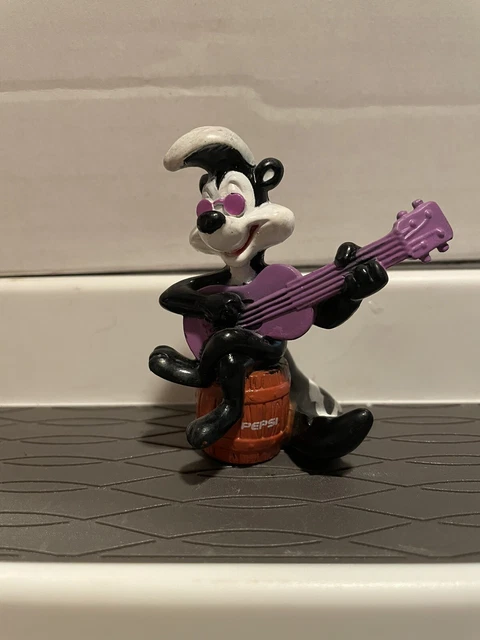 VINTAGE PEPE LE Pew Pepsi Guitar PVC Figure 1994 Looney Tunes Musician ...
