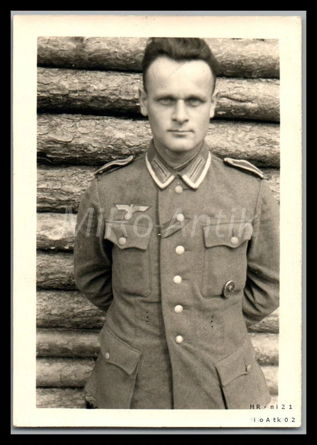 FOTO, WK2, UFFZ. im Portrait vor seinem Quartier in Sutesti/Rumänien ...