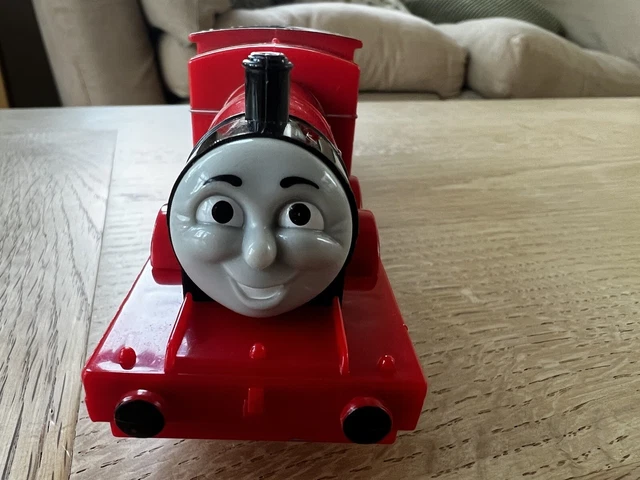 TOMY TRACKMASTER THOMAS the Tank Engine Battery Operated Train ...