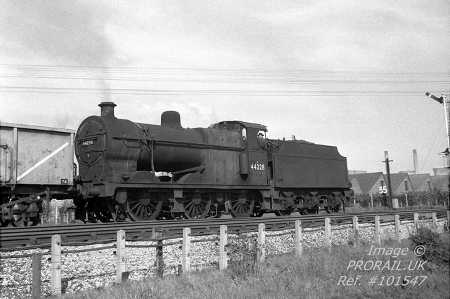PHOTO BR(M) EX-LMS class 4F 0-6-0 No. 44228 on transfer freight @ Acton ...