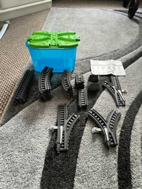 THOMAS AND FRIENDS TrackMaster Railway builder bucket of train track £ ...