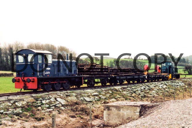 UK DIESEL TRAIN Railway Photograph Of Class 04 D2271 Loco. Rm04-01 £1. ...