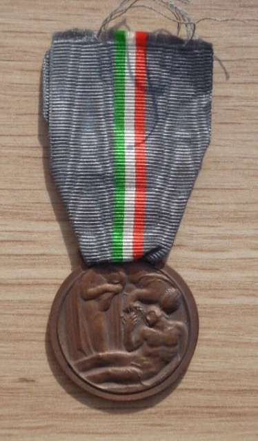 MEDAGLIA GRATITUDINE NAZIONALE ALLE MADRI E VEDOVE EUR 4,99 - PicClick IT