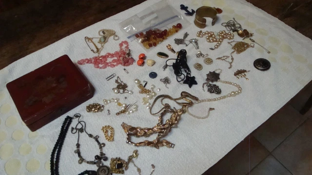 LOT DE bijoux anciens avec leur boite qui datent des années 1920/1970 ...