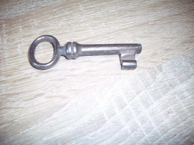 GROSSER ANTIKER BARTSCHLÜSSEL Eisenschlüssel Haustür Tor alt u. schön EUR 5,00 - PicClick DE