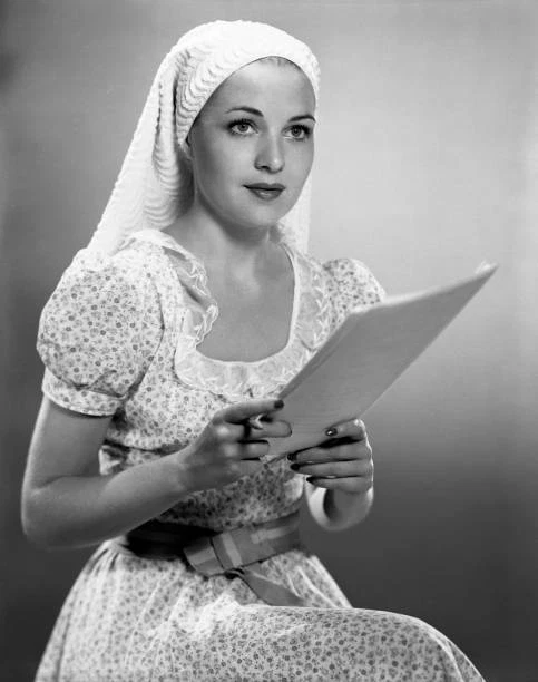 RADIO ACTRESS MARIAN Shockley demonstrates some beauty tips She 1940s ...