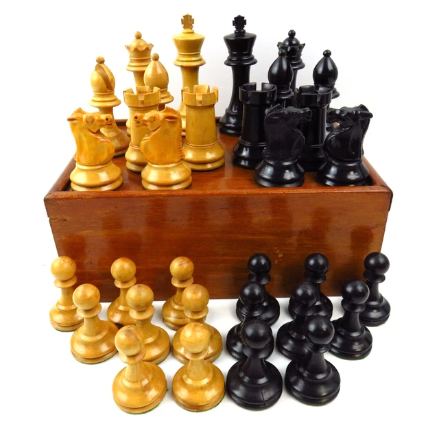 VINTAGE STAUNTON (?) Stained Chess Set Complete in Wooden Box Beecroft ...