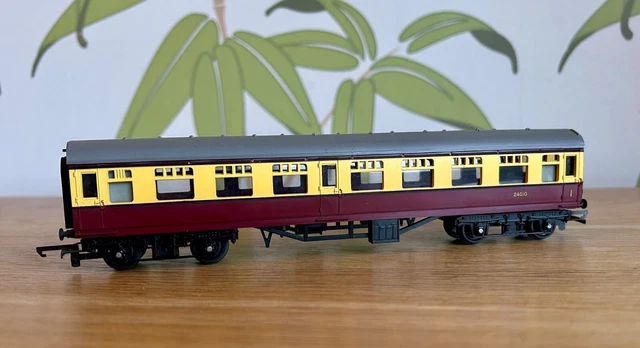 TRIANG R29/221 OO Gauge 9” BR Mainline Coach Red and Cream, VGC, smooth ...