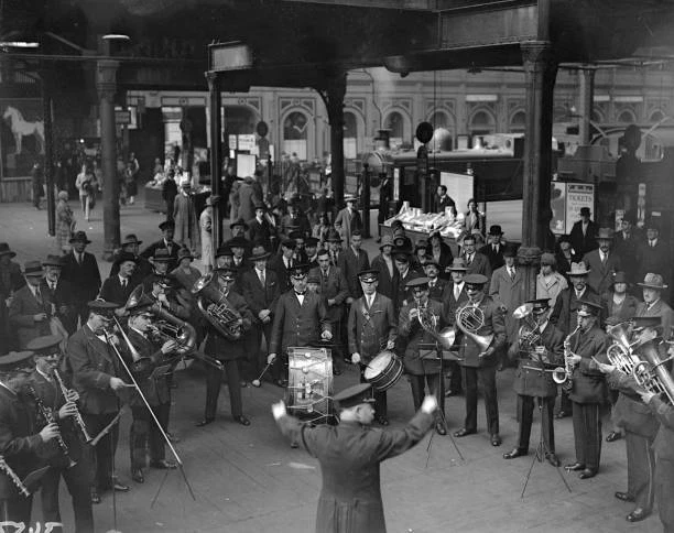1930 THE GREAT Western Railway Band Perform Paddington Old Photo £5.69 ...