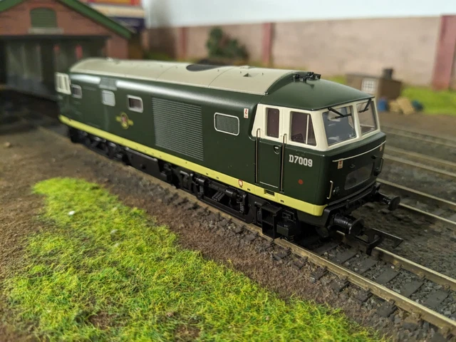 HELJAN 'OO' GAUGE 3505 Br Green Class 35 Hymek D7009 Diesel Locomotive ...
