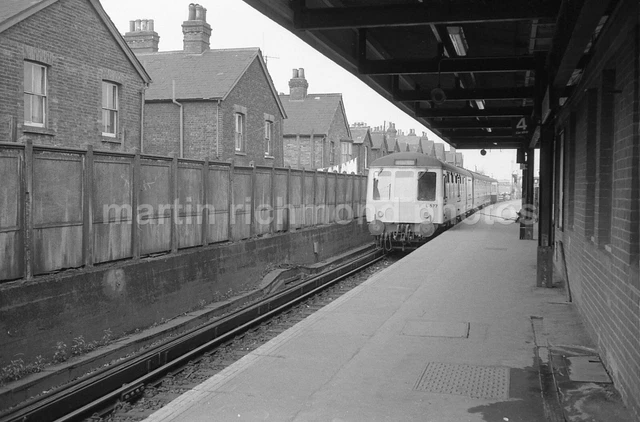 TONBRIDGE STATION CLASS 108 DMU L577 1981 John Vaughan Negative RN291 £ ...