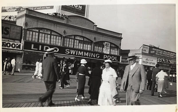 PEOPLE WALKING ALONG Boardwalk At Coney Island Old Historic Photo EUR 6 ...