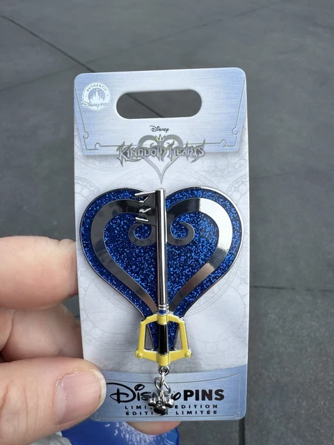 2026 DISNEY PARKS Kingdom Hearts Kingdom Key Keyblade LE Pin IN HAND £ ...