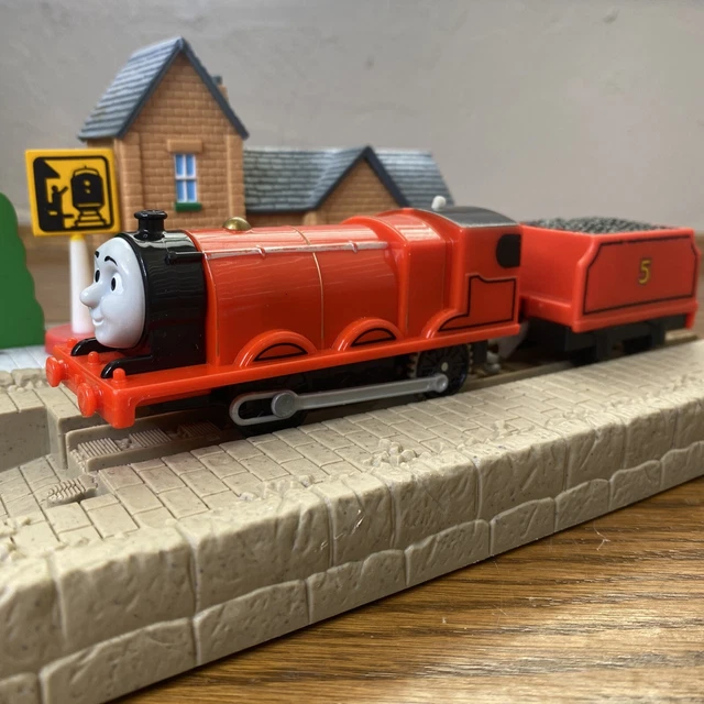 THOMAS & FRIENDS Trackmaster James Motorized Train Engine and Tender ...