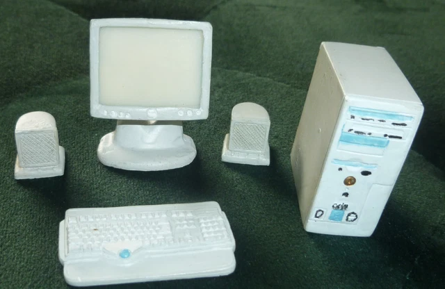 1/12 SCALE DOLLS house desktop computer, keyboard, monitor & speakers £ ...
