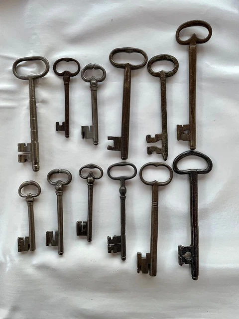 CLÉ ,CLEF ANCIENNE .Trés beau lot de 12 grandes clefs de 10 à 18,1 cms ...