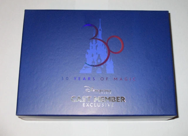 DISNEYLAND PARIS 30 Years of Magic Cast Member Exclusive Boite Carton ...