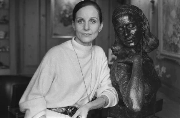 MERLE PARK POSES with a bronze sculpture of herself UK 1970s OLD PHOTO ...