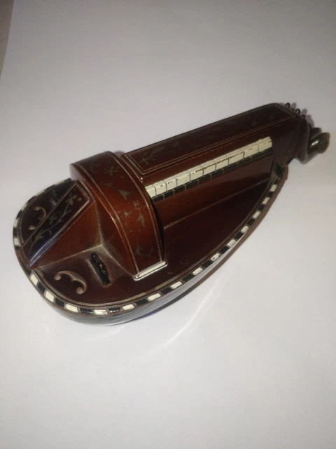 BOITE VINTAGE EN Bakélite représentant un instrument de musique "vielle ...