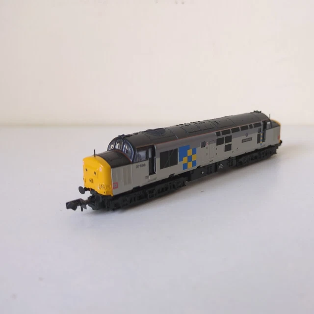 GRAHAM FARISH N Gauge Class 37688 "Great Rocks" Triple Grey ...