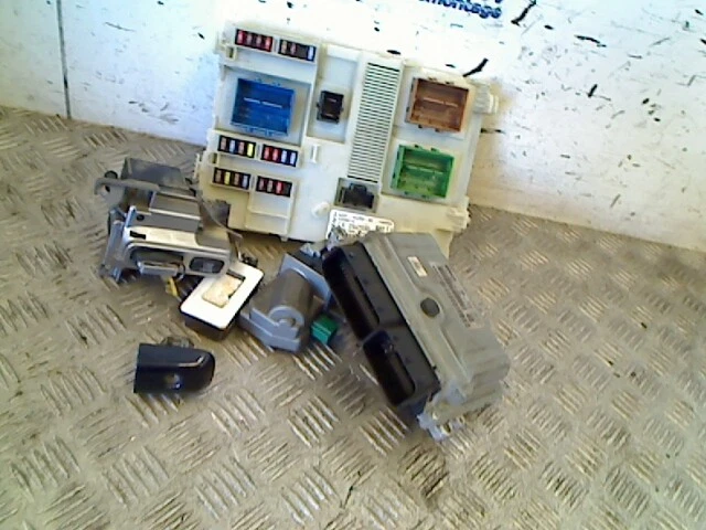 CALCULATEUR MOTEUR ECU STARTSET COMP BCM SLEUTEL Volvo V70 (BW) 2010 ...