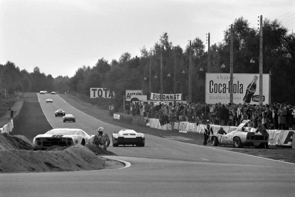 BRIAN MUIR WORKS to free his Ford GT40 Le Mans 1968 Old Motor Racing ...