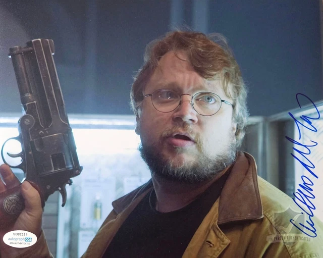 PHOTO SIGNÉE GUILLERMO Del Toro 10x8 certifiée APECA SB82331 EUR 76,85 ...