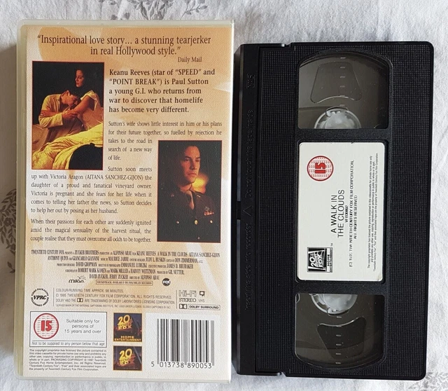 A WALK IN THE CLOUDS (VHS) Keanu Reeves + Anthony Quinn + Debra Messing ...