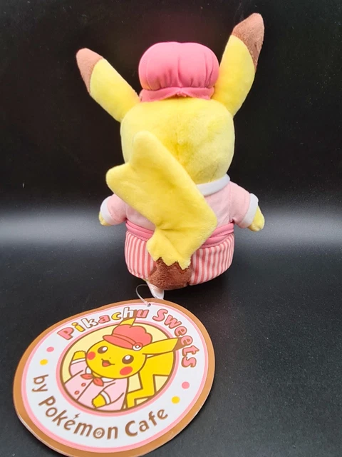 🍓⚡ PIKACHU SWEETS by Pokémon Café – Peluche Pikachu Pâtissière Rose ...