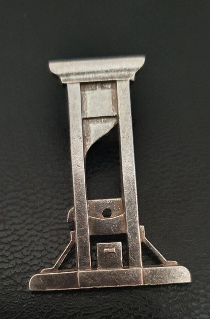 INSIGNE (TYPE PIN'S) "Guillotine" couleur bronze Révolution Française ...