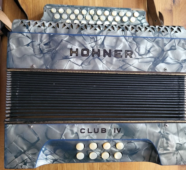 HOHNER CLUB MODELL IV AKKORDEON grau perlmutt mit Koffer. NUR ABHOLUNG ...