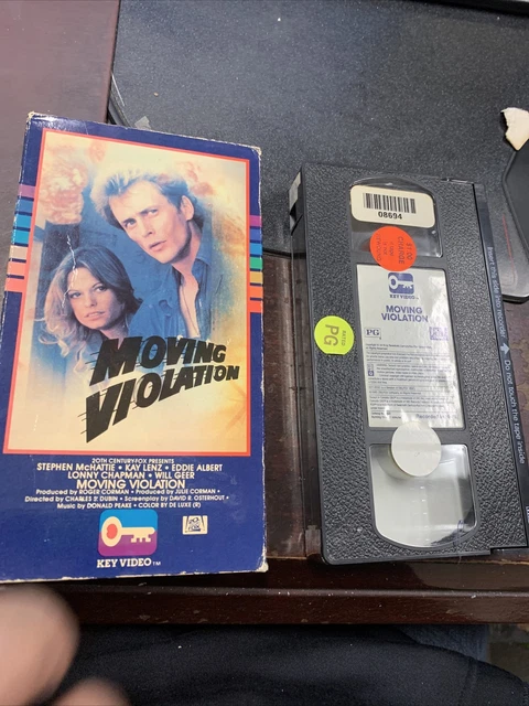 VHS MOVING VIOLATION Stephen McHattie, Kay Lenz, Eddie Albert ; Charles S. Dubin EUR 19,56 ...