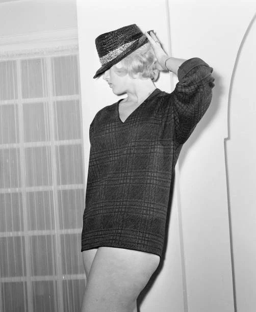 LIZ FRASER ENGLISH Actress Pictured At Home Of Donald Zec 1963 Old ...