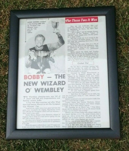 BOBBY MOORE ENGLAND WEST HAM UNITED SIGNED 1960s PICTURE IN FRAME 11X9 ...
