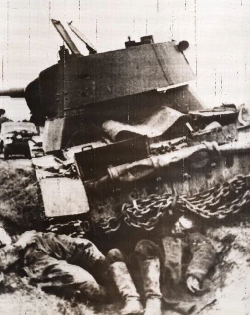 RUSSIA RUSSIAN TANK & Dead Soldiers WWII WW2 East Front Old Photo 1941 ...