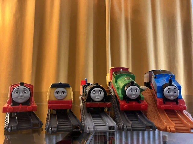 THOMAS AND FRIENDS trackmaster Battery 5 trains bundle Plus Carts And ...