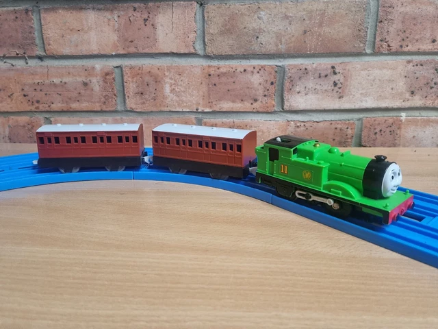 OLIVER THOMAS THE tank engine tomy trackmaster train With Coaches ...