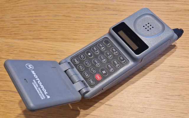 MOTOROLA DIGITAL PERSONAL communicator 76236CARSA with case retro flip ...