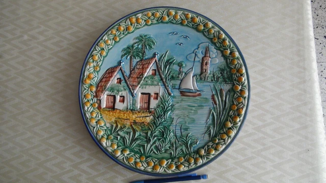 ASSIETTE EN BARBOTINE décor BORD DE MER cabane de pêcheurs. diamètre 31 ...