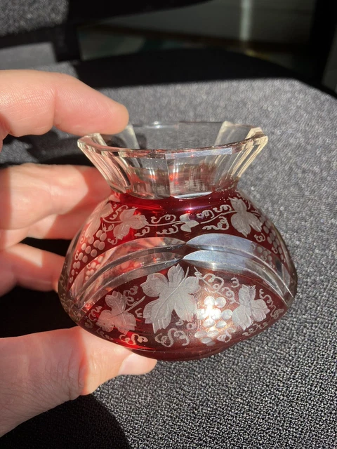 ANCIEN MINI PETIT vase rouge en cristal de Bohème objet de vitrine déco ...